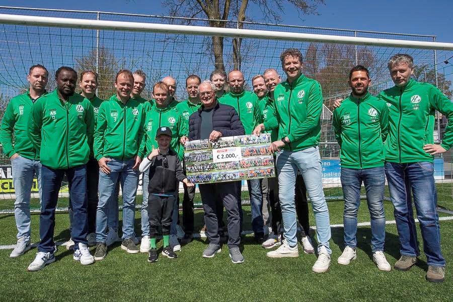 Foppe de Haan ontvangt cheque van 't Oud Vijfde. - v.v. Heerenveense Boys